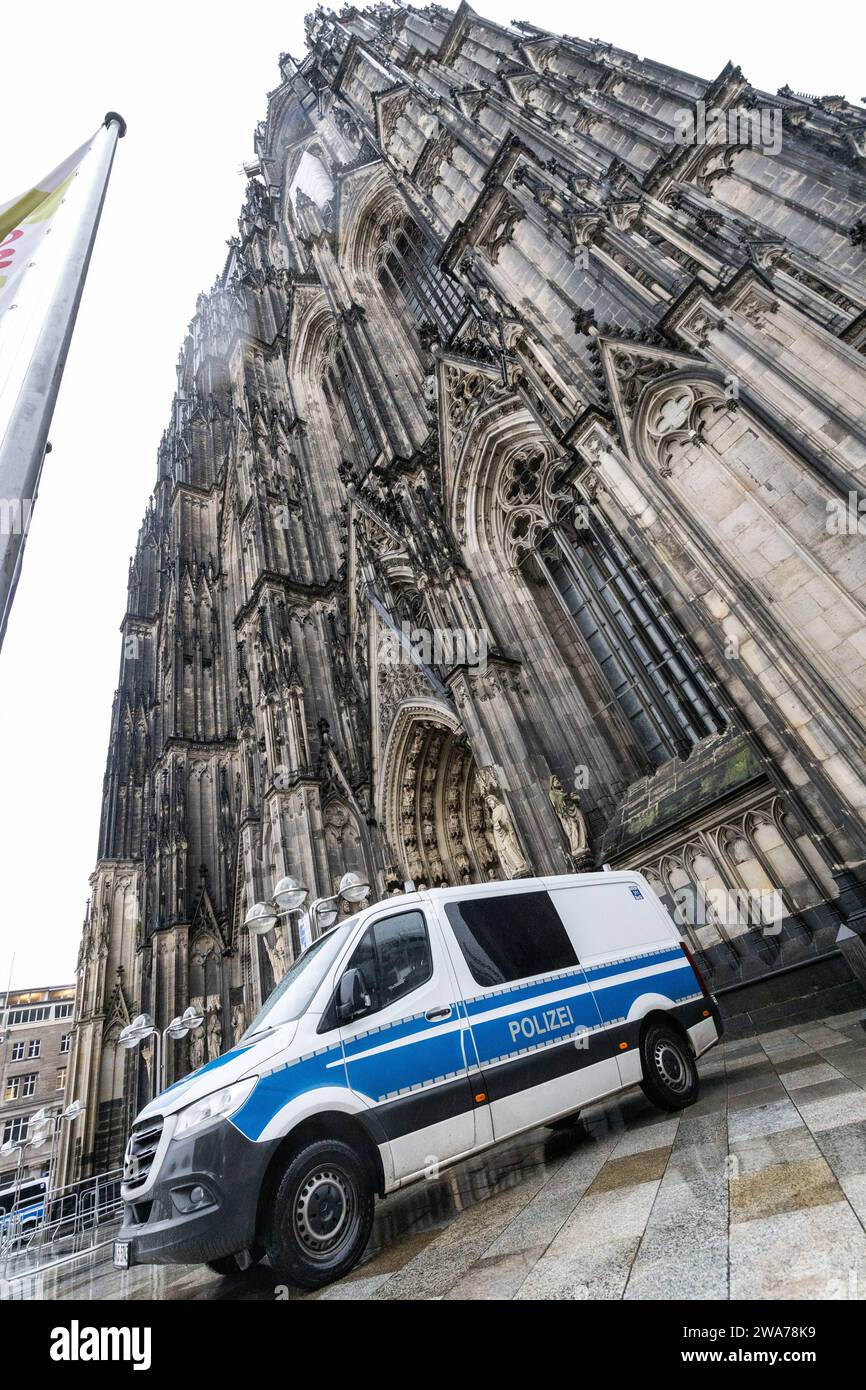 Die Kölner Polizei Hat auch im neuen Jahr die Sicherheitsmaßnahmen rund ...