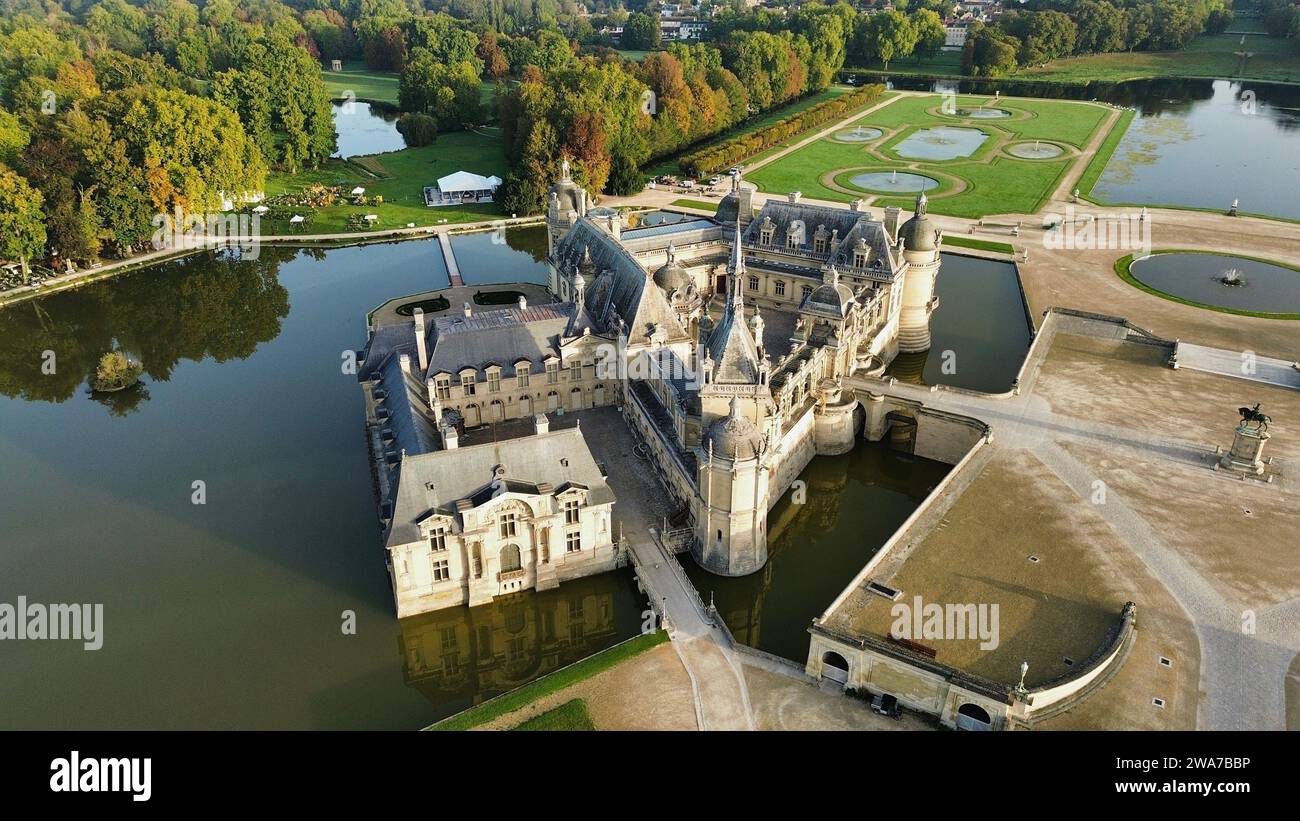 Chantilly castle aerial view Banque de photographies et d’images à ...