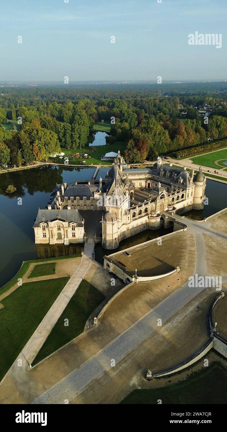 Chantilly castle aerial view Banque de photographies et d’images à ...
