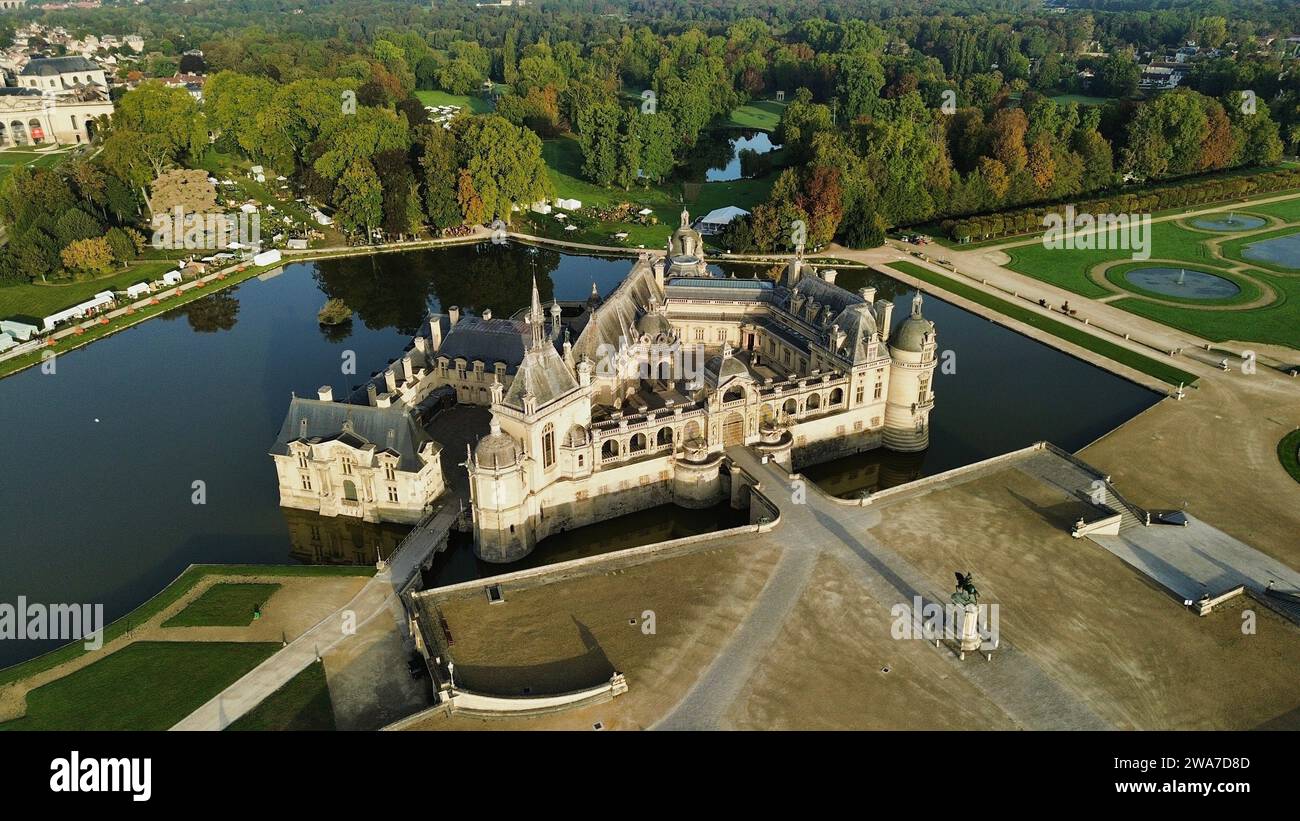 Chantilly castle aerial view Banque de photographies et d’images à ...