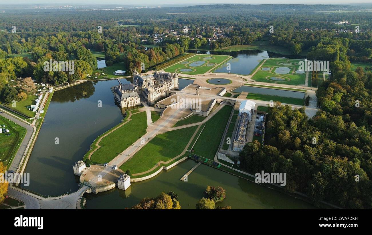 Chantilly castle aerial view Banque de photographies et d’images à ...