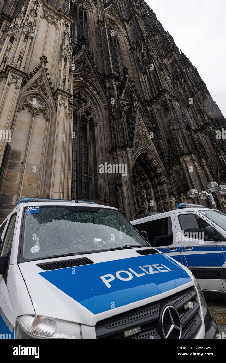 Die Kölner Polizei Hat auch im neuen Jahr die Sicherheitsmaßnahmen rund ...
