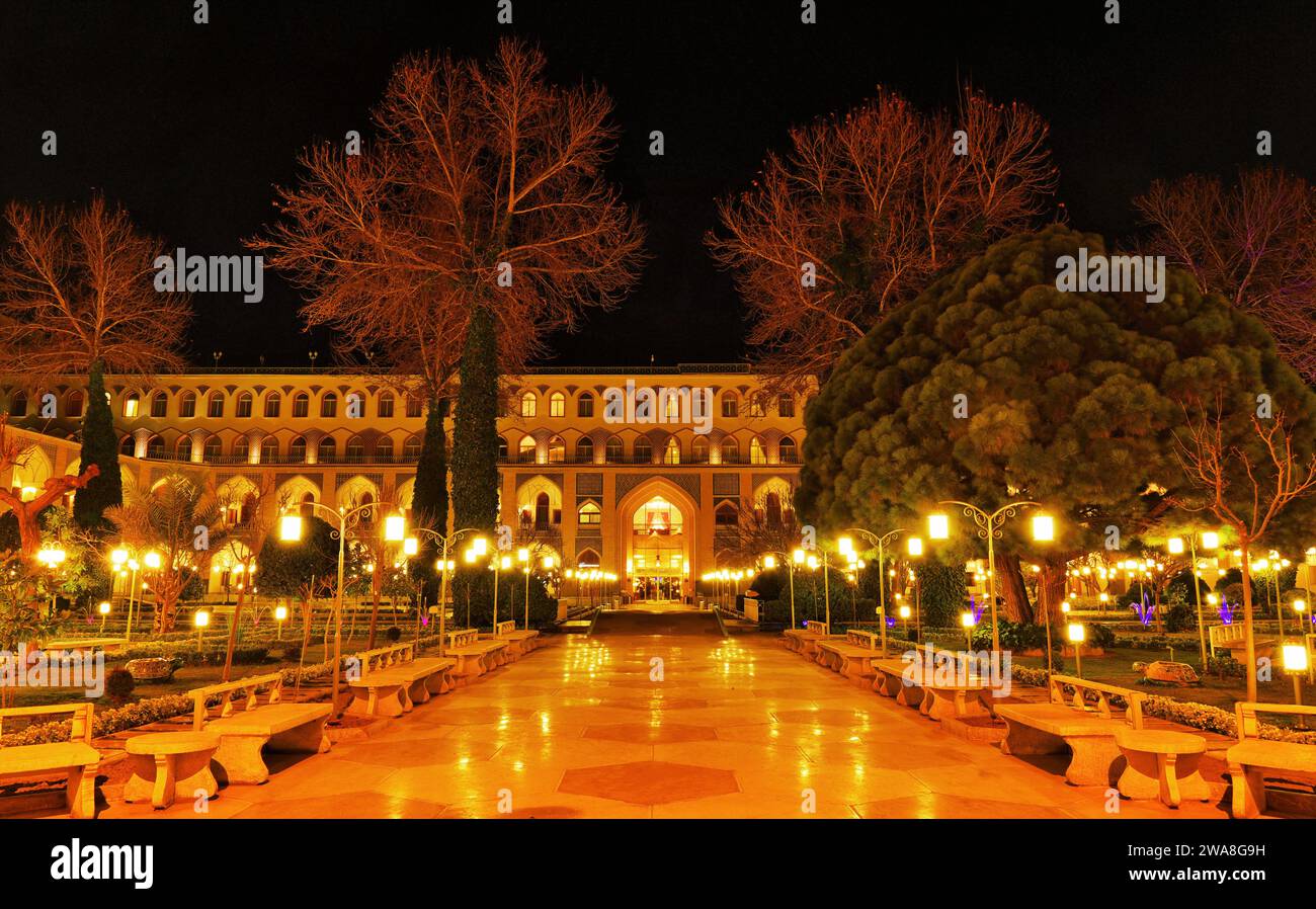 Vue imprenable sur l'Hôtel Abbasi la nuit, construit il y a environ 400 ...