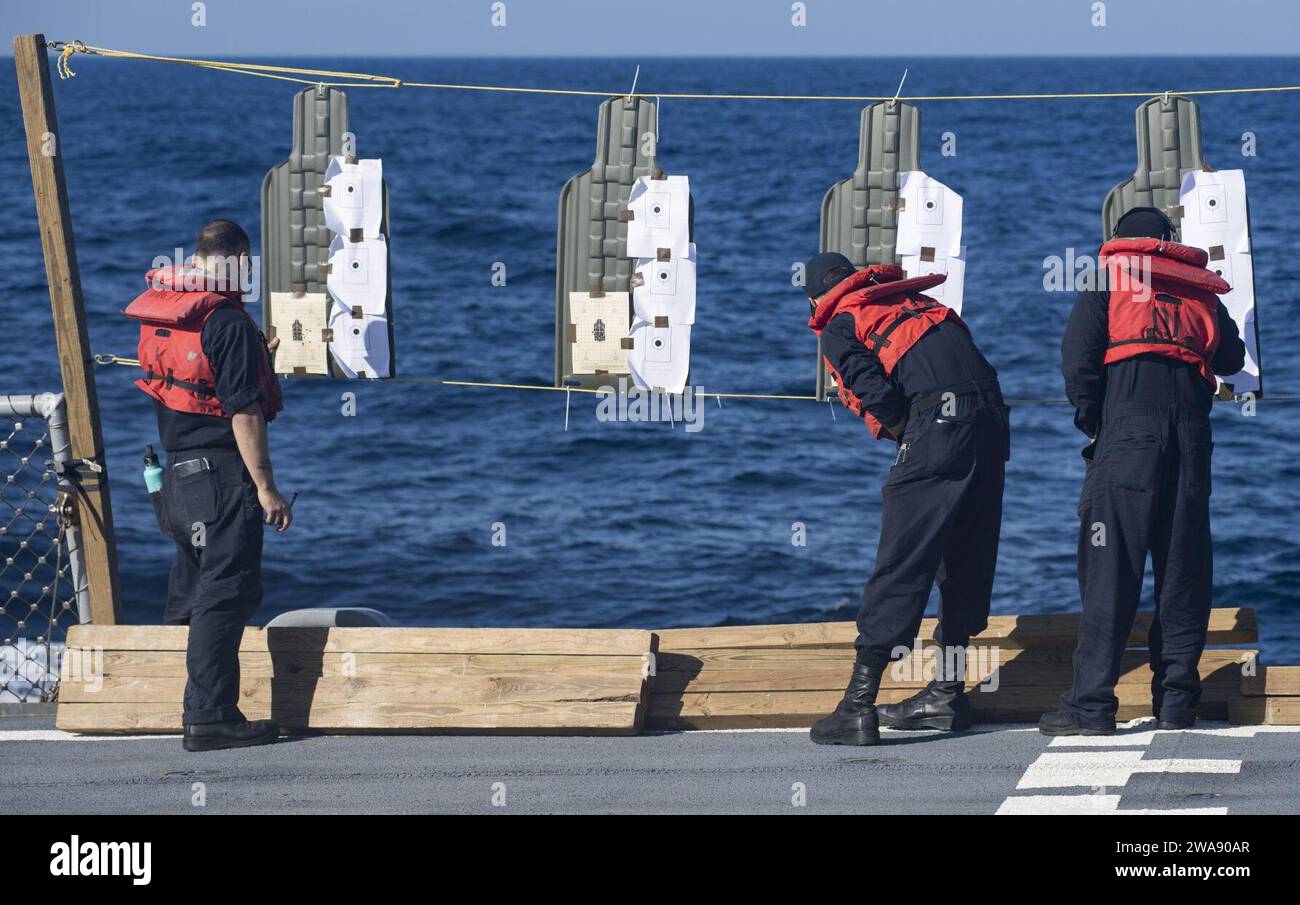 Forces militaires AMÉRICAINES. BAIE DE CADIX (19 janvier 2018) des marins inspectent les ...