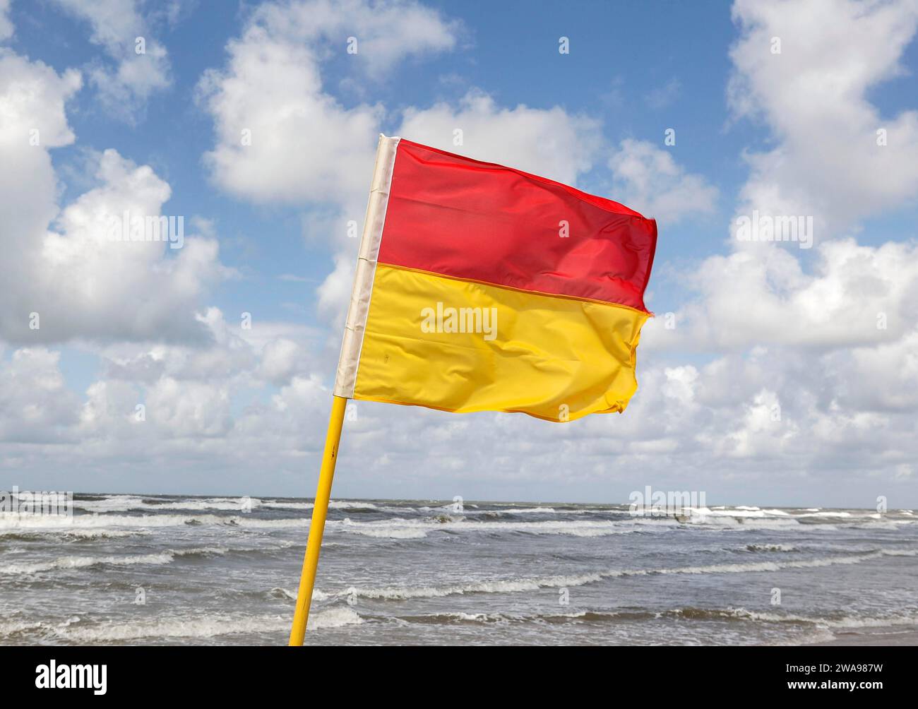 Drapeau rouge et jaune Banque de photographies et d’images à haute ...