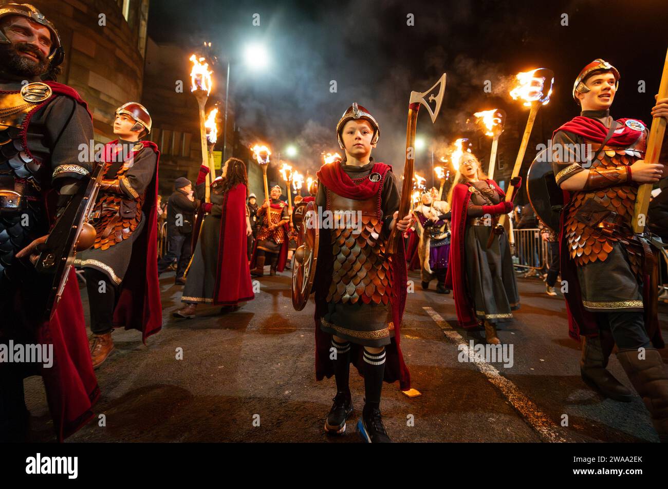 Procession aux flambeaux menée par les vikings du South Mainland des ...