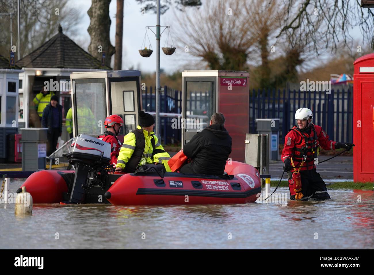 Northamptonshire les pompiers et les services de secours sauvent les ...