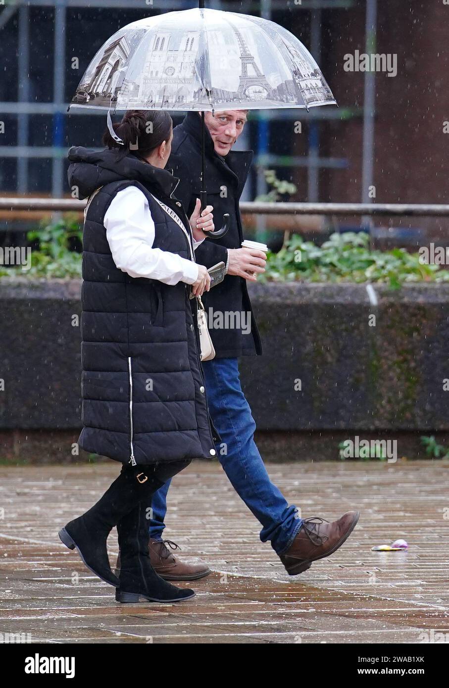 Alan Whitfield (à droite) quitte Liverpool Magistrates' court. Le mois ...