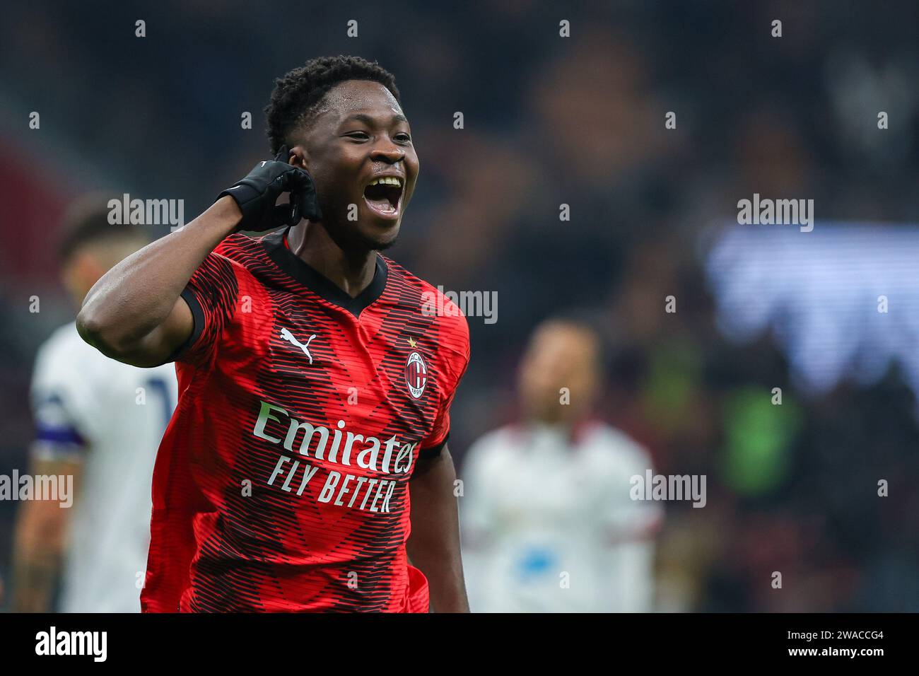 Chaka Traore de l'AC Milan célèbre après avoir marqué un but lors du ...