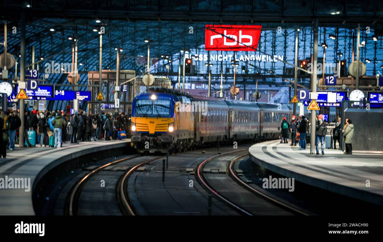 Eisenbahnverkehr - Berlin Hauptbahnhof - Einfahrt des Intercity Zug ...