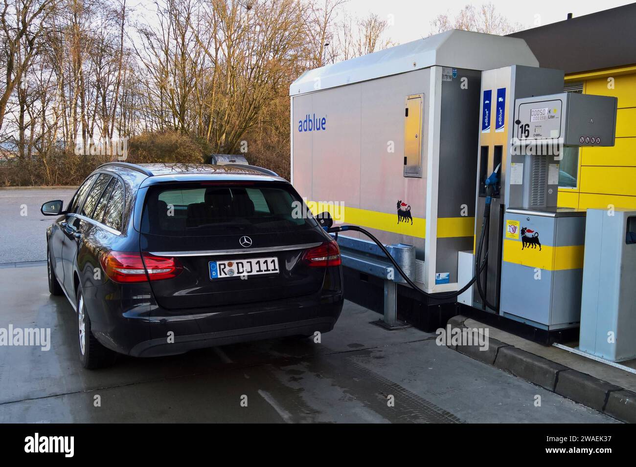 Ad Blue bzw AdBlue Tanken an einer ENI bzw Agip-Tankstelle, Mercedes ...