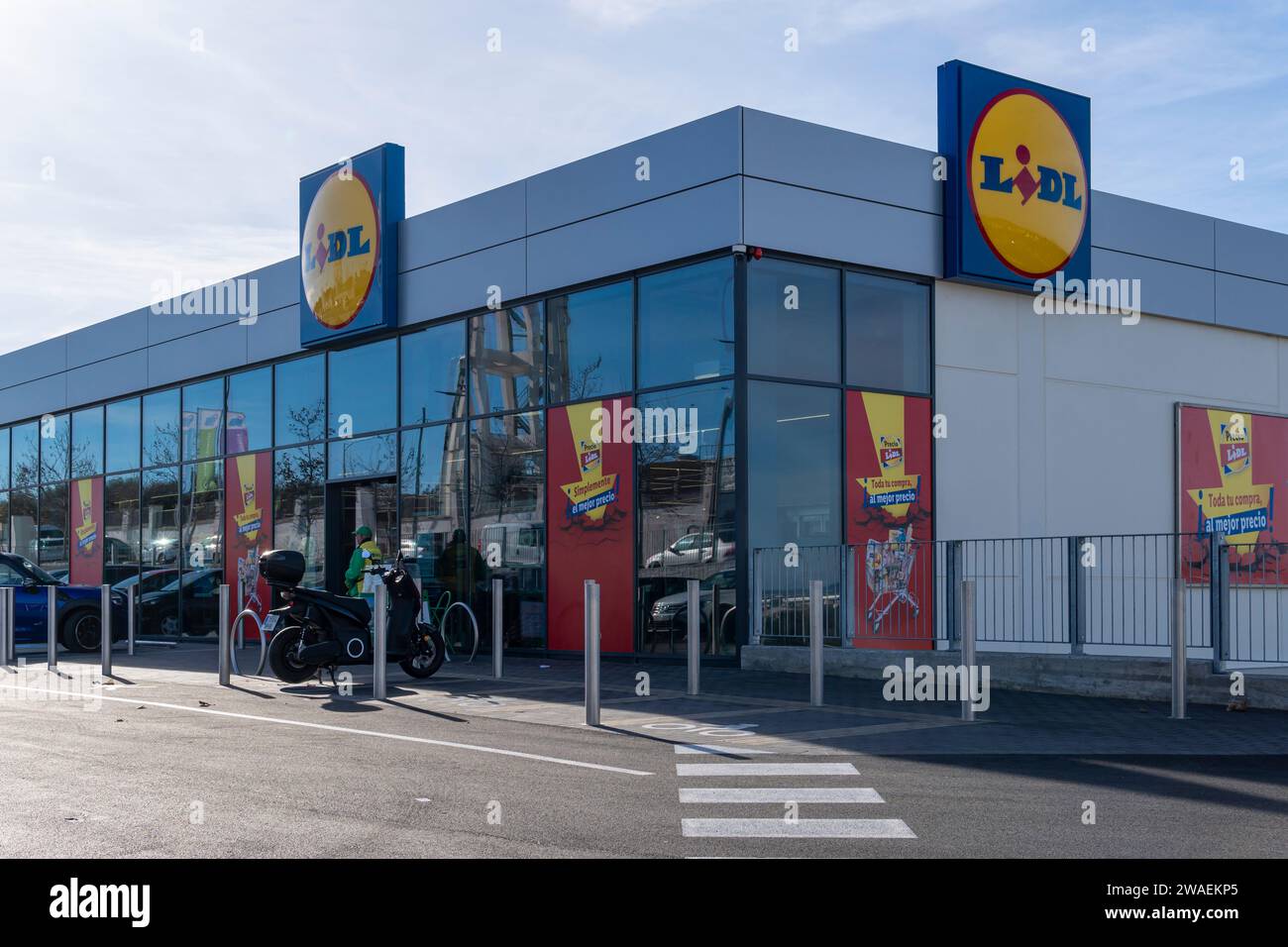 Manacor, Espagne ; janvier 02 2024 : façade principale d'un supermarché ...
