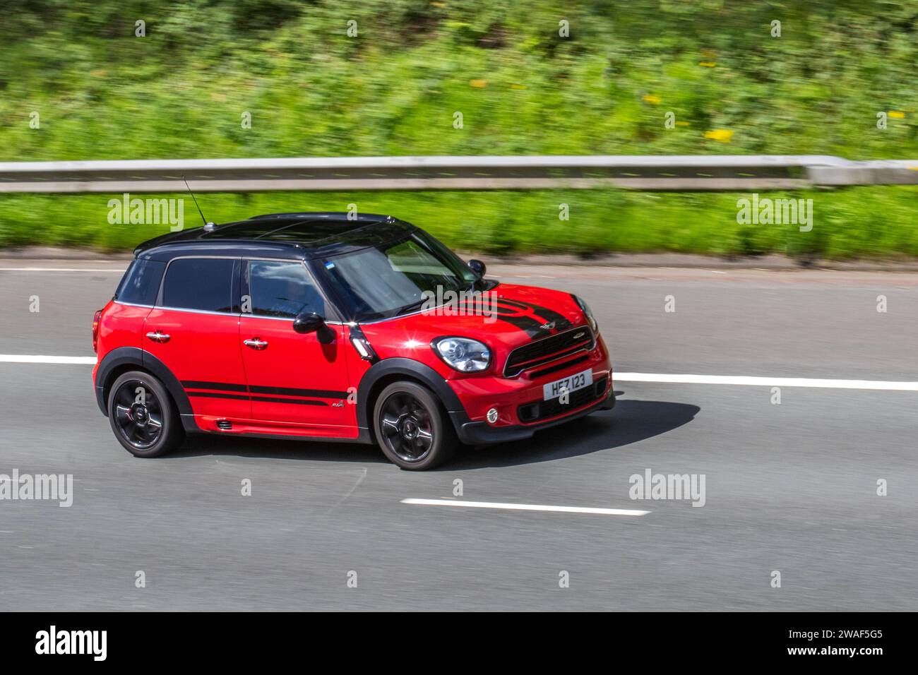 Mini cooper rouge 3 porte Banque de photographies et d’images à haute ...