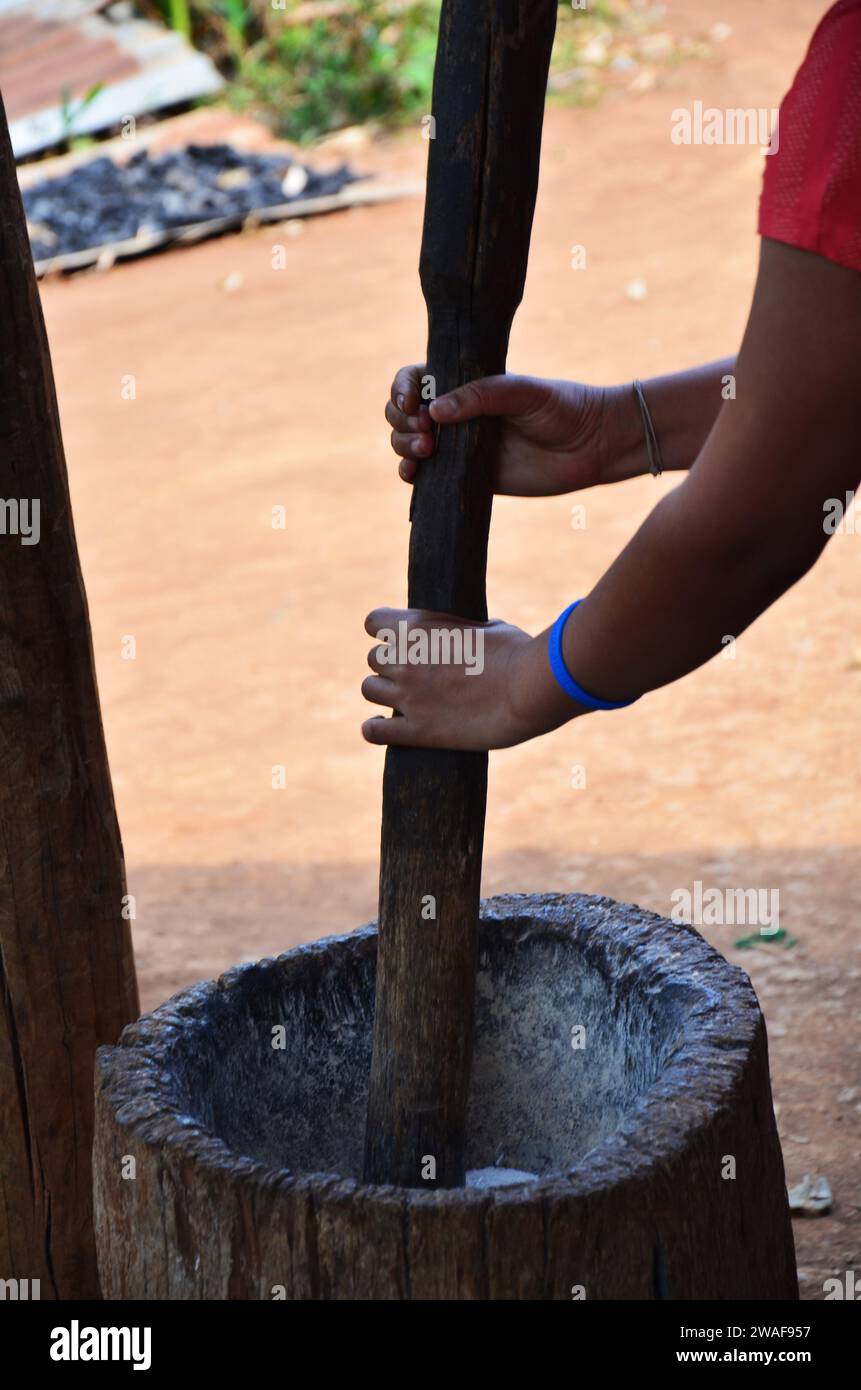Tribu traditionnelle de sagesse populaire karen les gens utilisent le ...