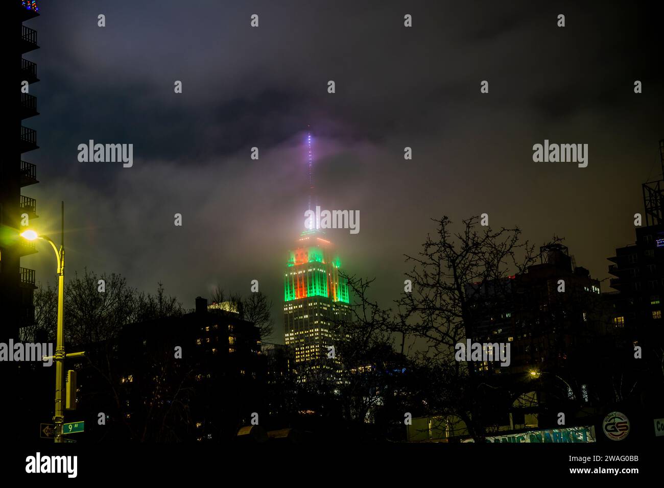 L'Empire State Building est illuminé en rouge et vert le jour de Noël ...