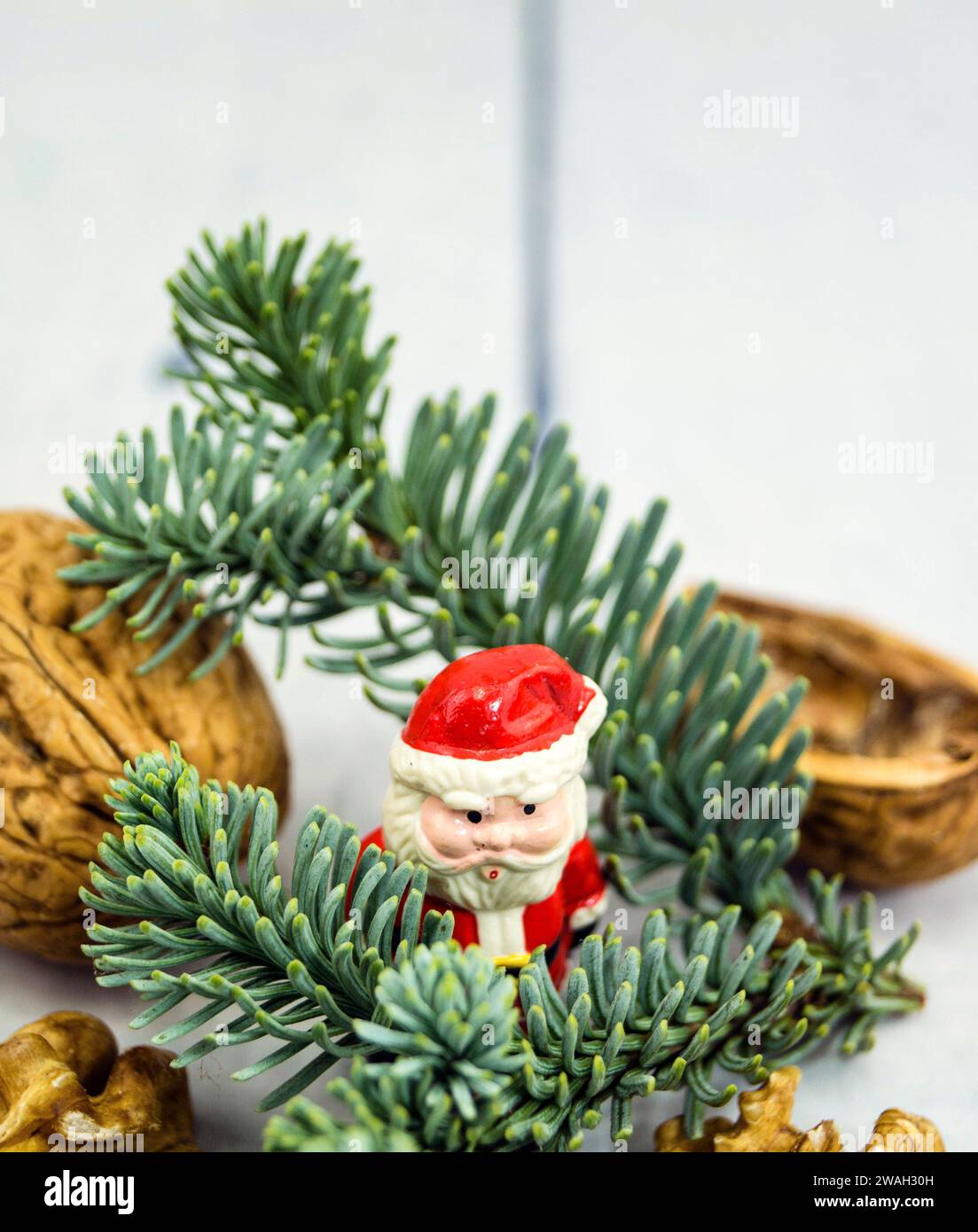 Noix, branche de sapin et figurine Père Noël, image symbolique pour ...
