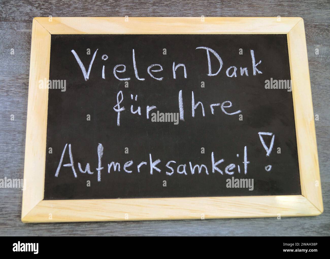 Tableau noir avec l'inscription Merci pour votre attention! à la fin d ...