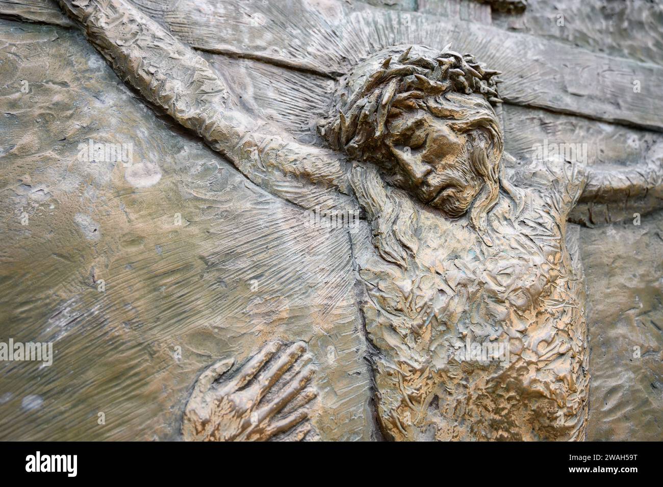 La Crucifixion de Jésus - Cinquième mystère douloureux du Rosaire. Sculpture en relief sur le ...