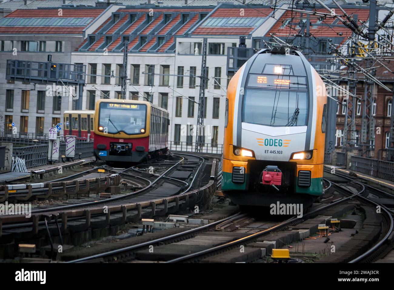Eisenbahnverkehr am Bahnhof Berlin Friedrichstraße - RegionalExpress ...
