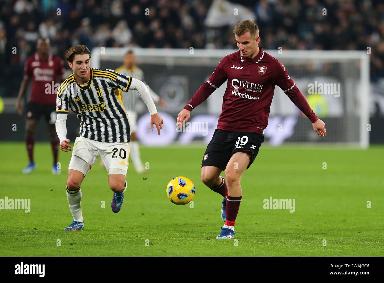 Fabio Miretti de la Juventus FC et Mateusz Legowski de Salernitana lors ...