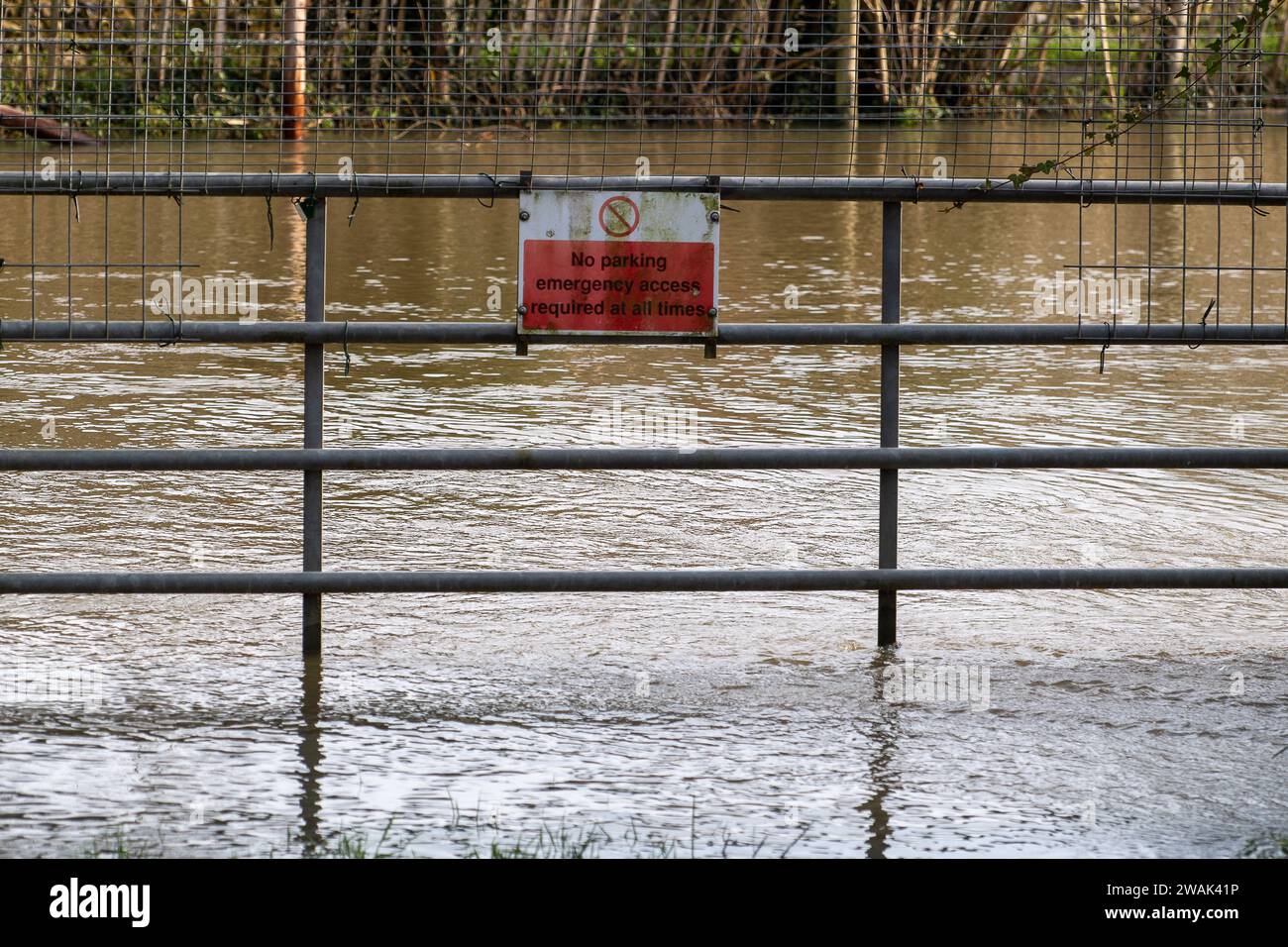Lower Shiplake, Oxfordshire, Royaume-Uni. 5 janvier 2024. L'eau coule à ...