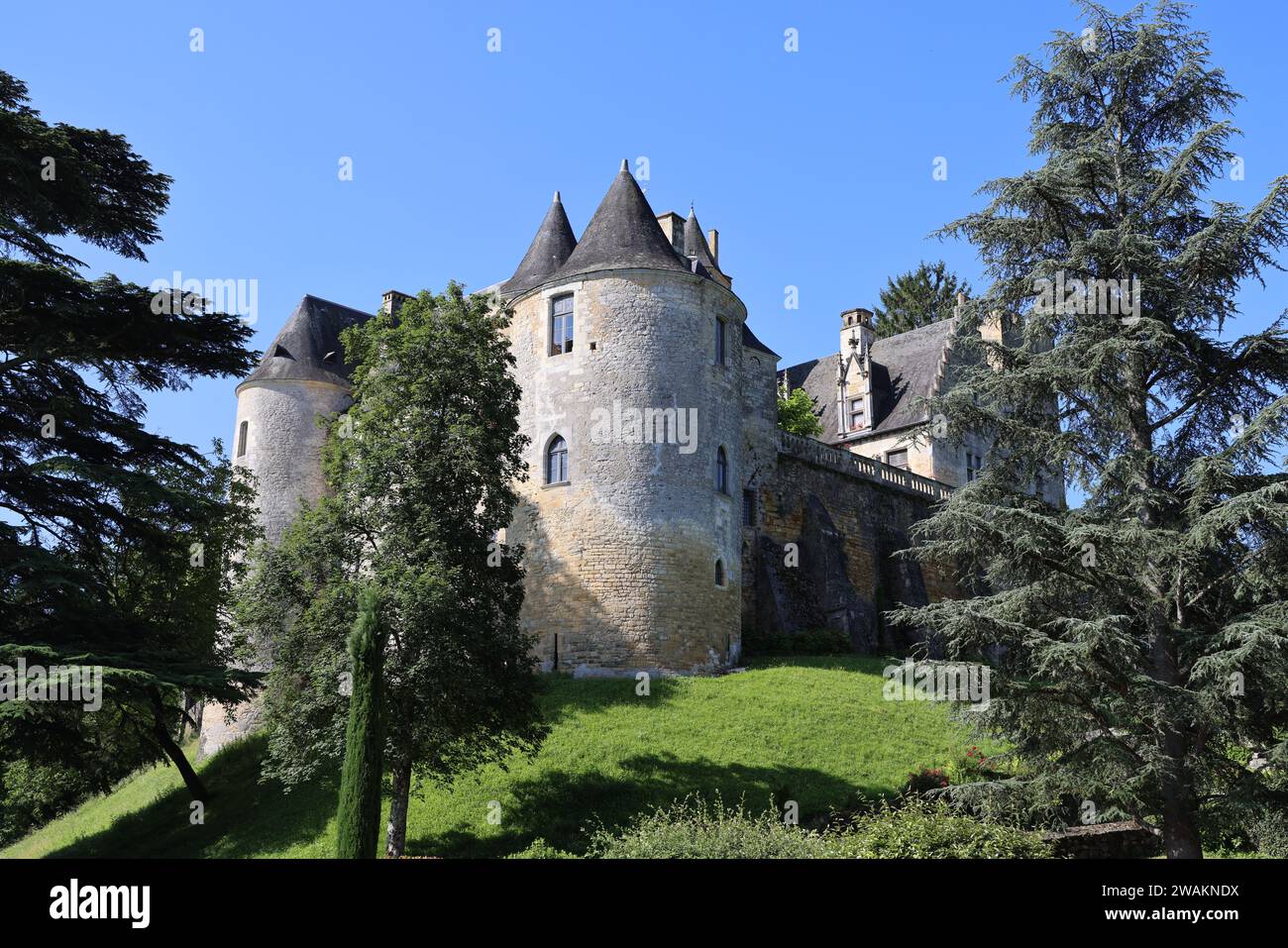 Le Château de Fayrac au bord de la Dordogne sur la route touristique ...