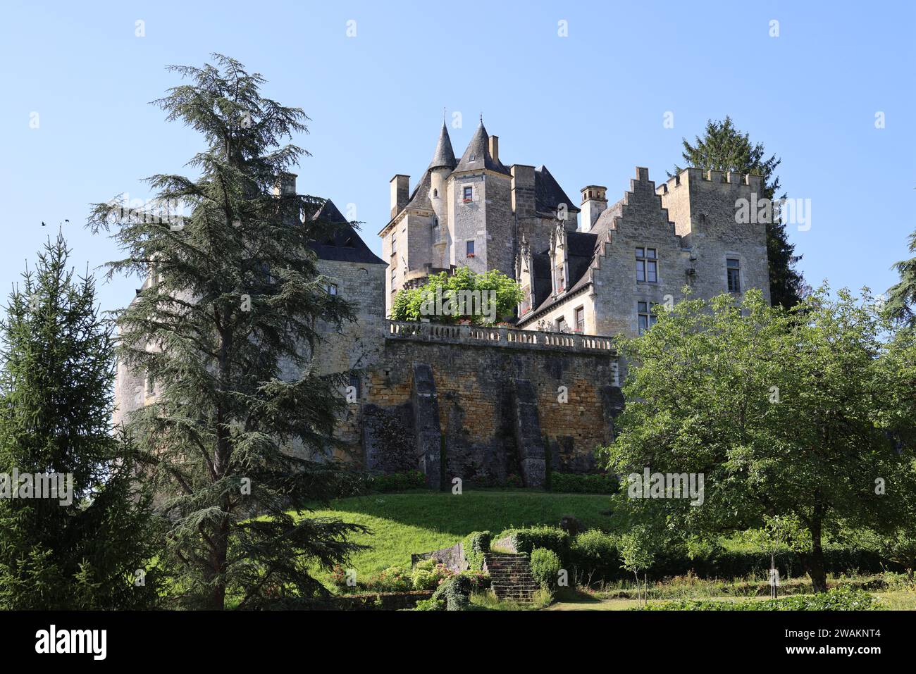 Le Château de Fayrac au bord de la Dordogne sur la route touristique ...