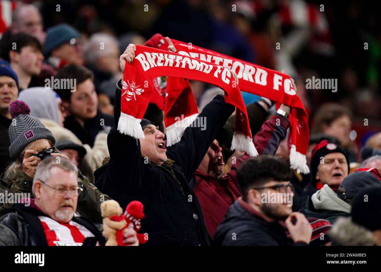 Les fans de Brentford montrent leur soutien avant le match du troisième ...