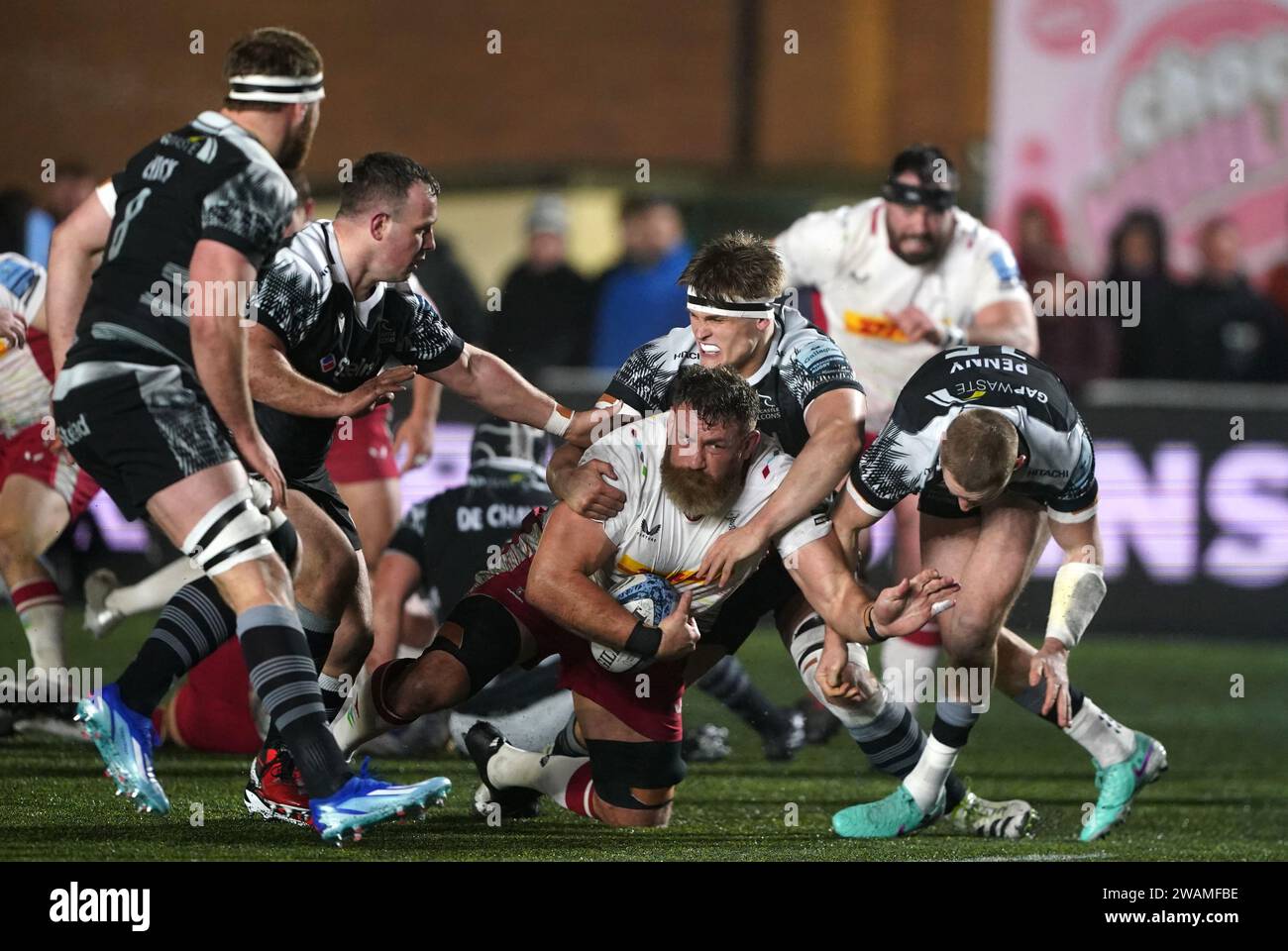 Irne Herbst des Harlequins en action avec Guy Pepper des Newcastle ...