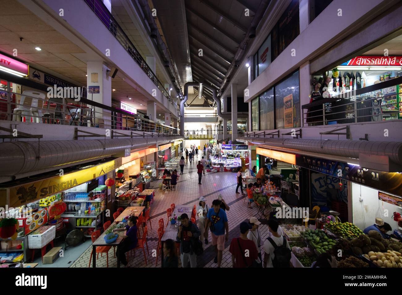 Atrium intérieur du complexe Golden Mile, montrant des restaurants et ...