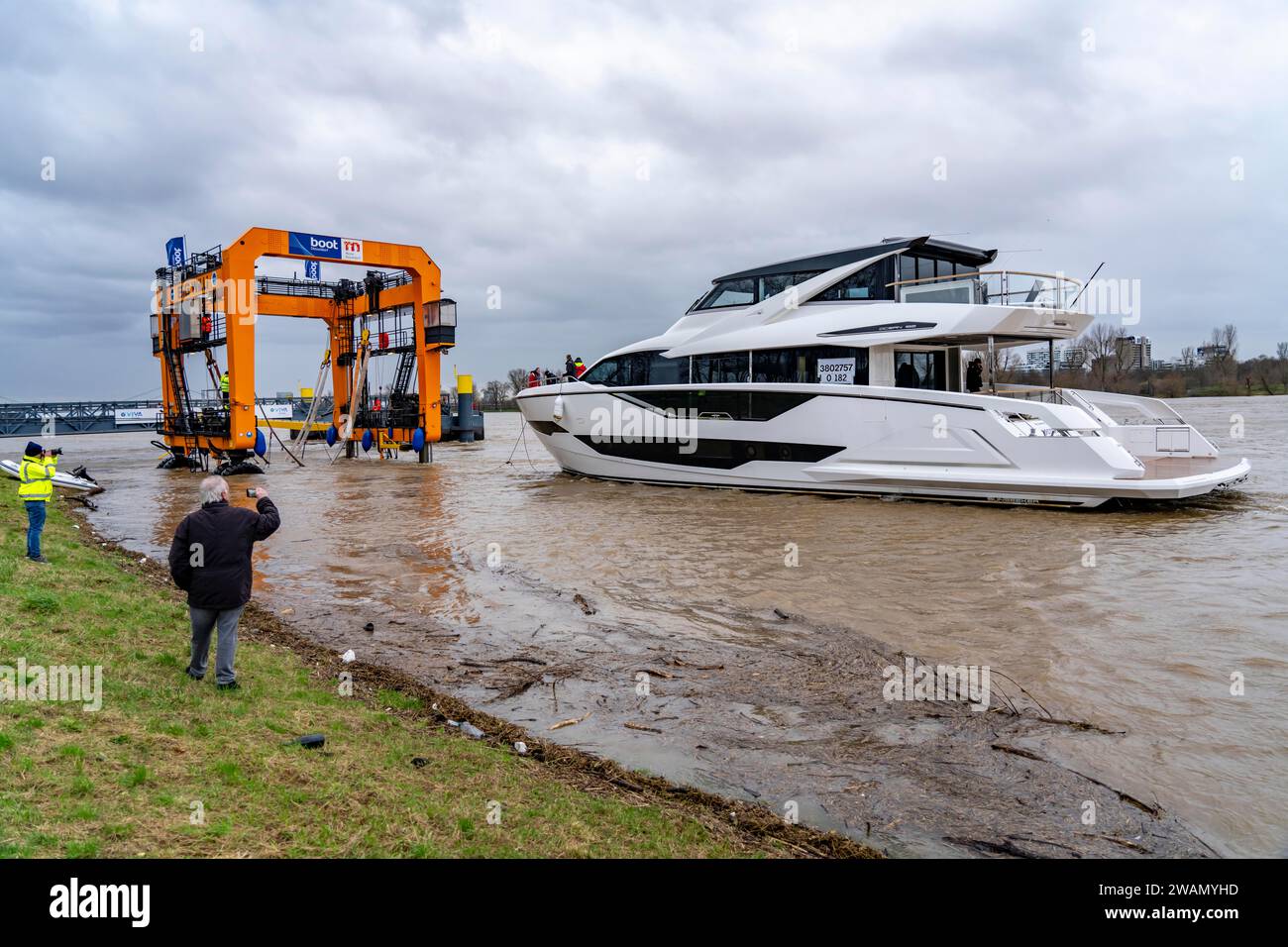 Le lancement du yacht à moteur Sunseeker 88Y, d'un poids de 82 tonnes ...