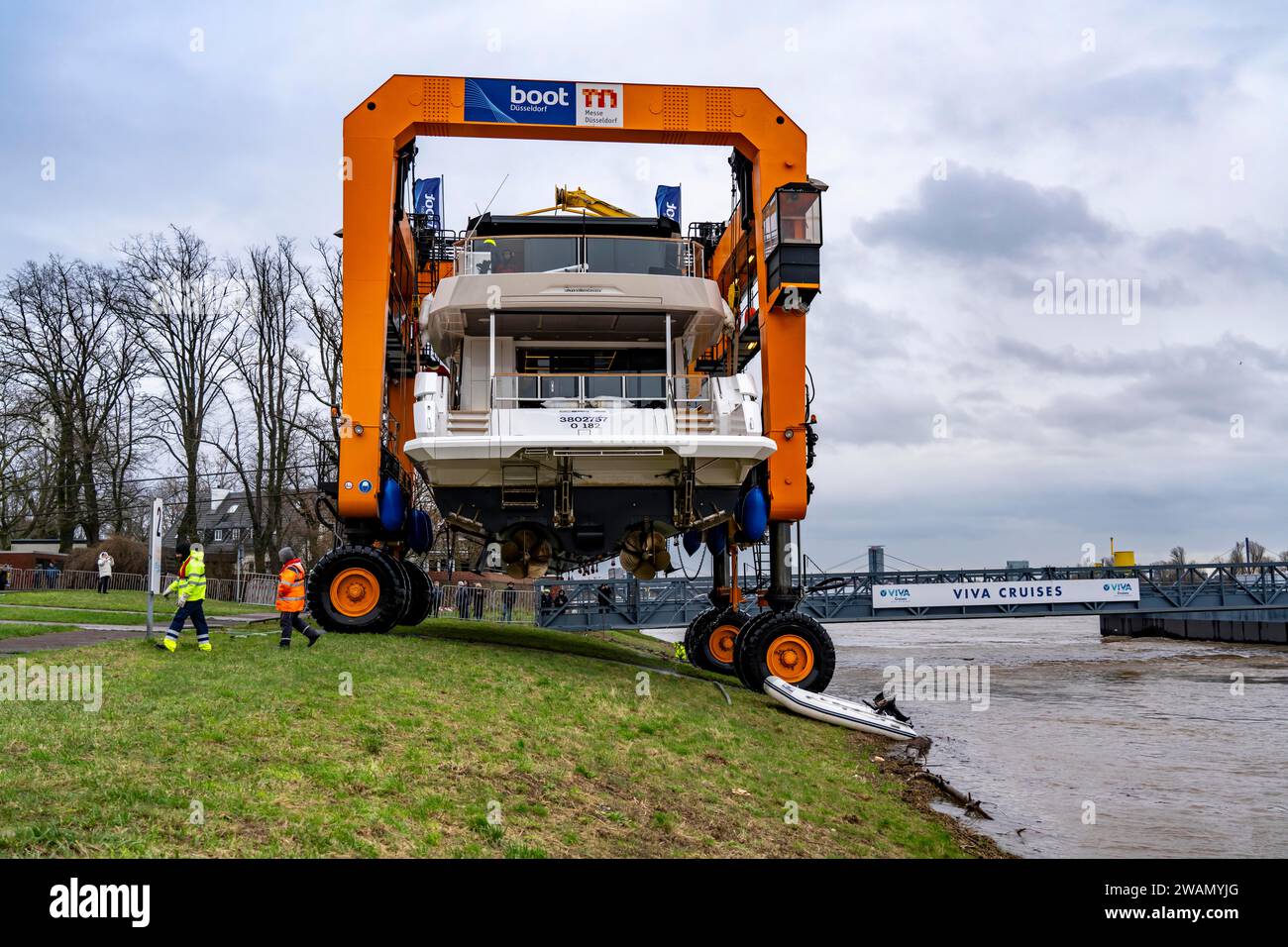 Le lancement du yacht à moteur Sunseeker 88Y, d'un poids de 82 tonnes ...