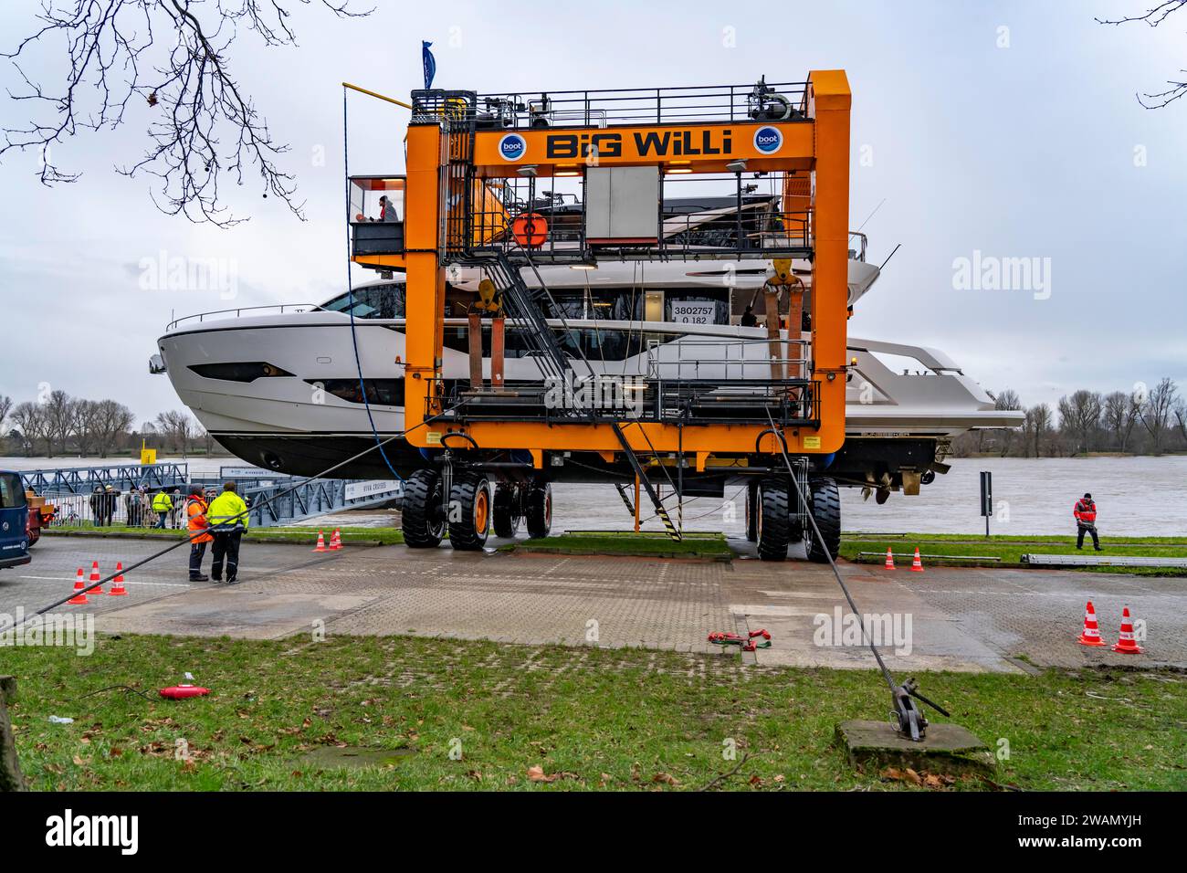 Le lancement du yacht à moteur Sunseeker 88Y, d'un poids de 82 tonnes ...
