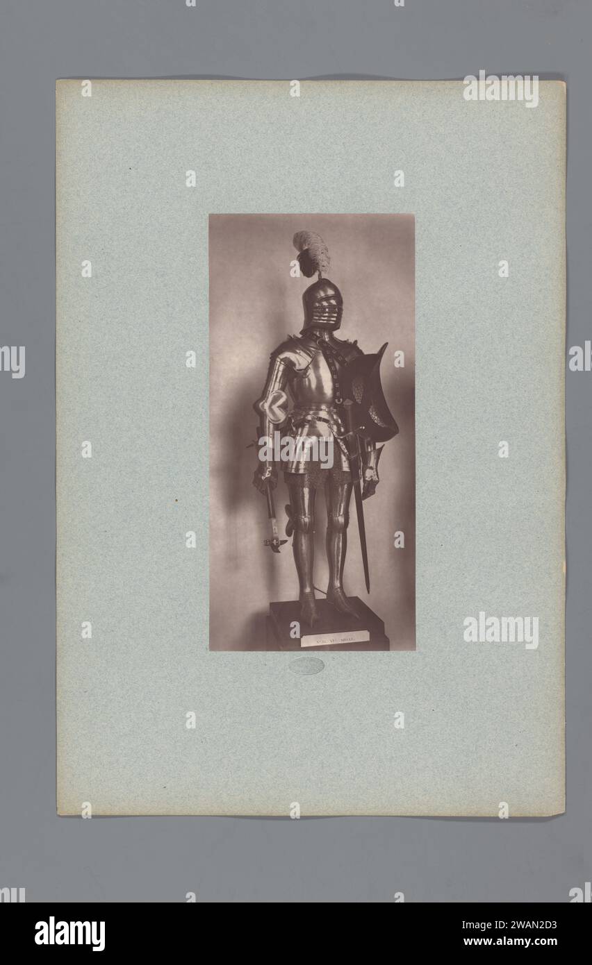 Armure du 15e siècle avec épée et hache de l'armée de Karel VII de ...