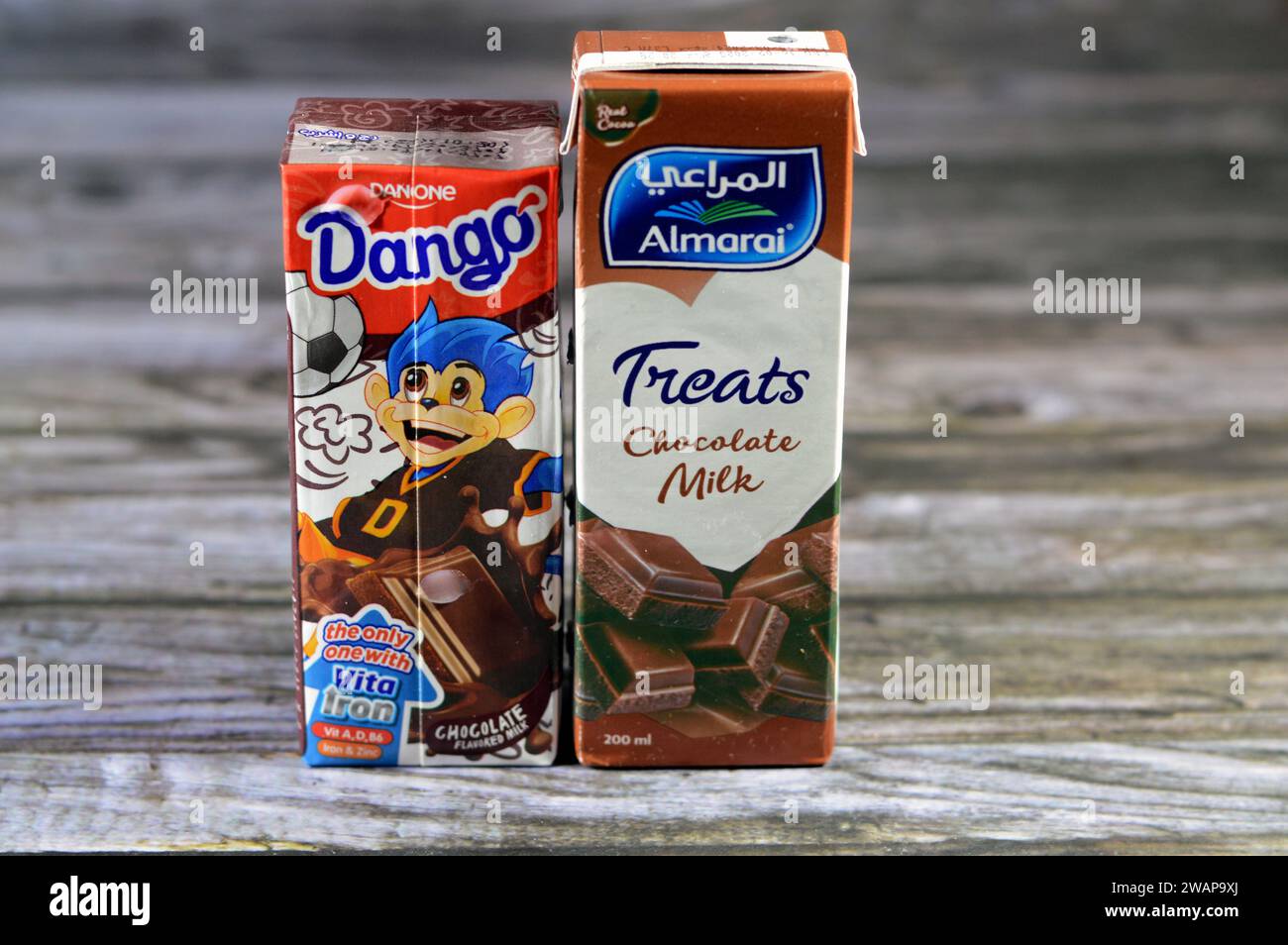 Le Caire, Égypte, janvier 2 2024 : Almarai Treats et Danone Dango ...