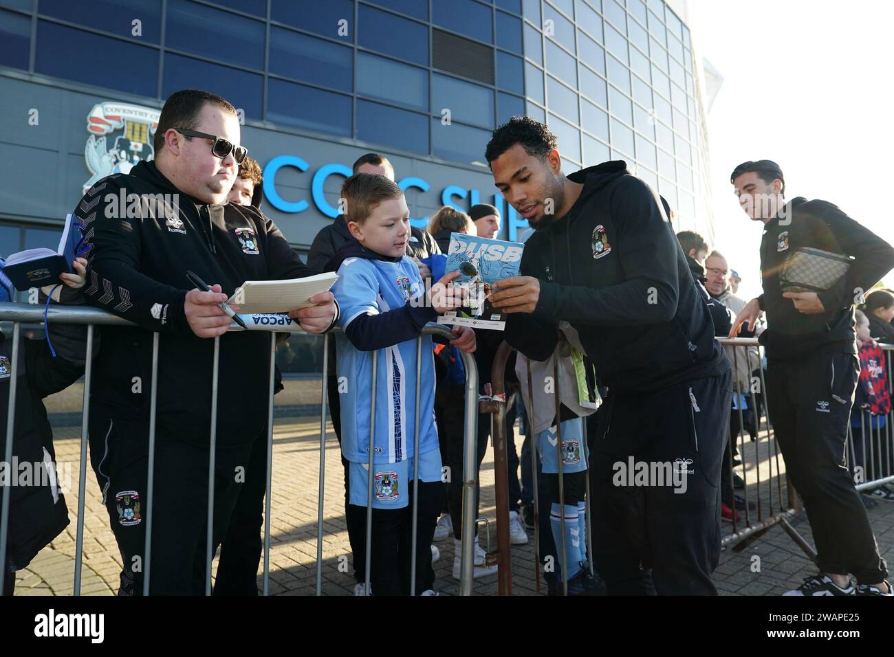 Le Milan van Ewijk de Coventry City arrive pour le match du troisième ...