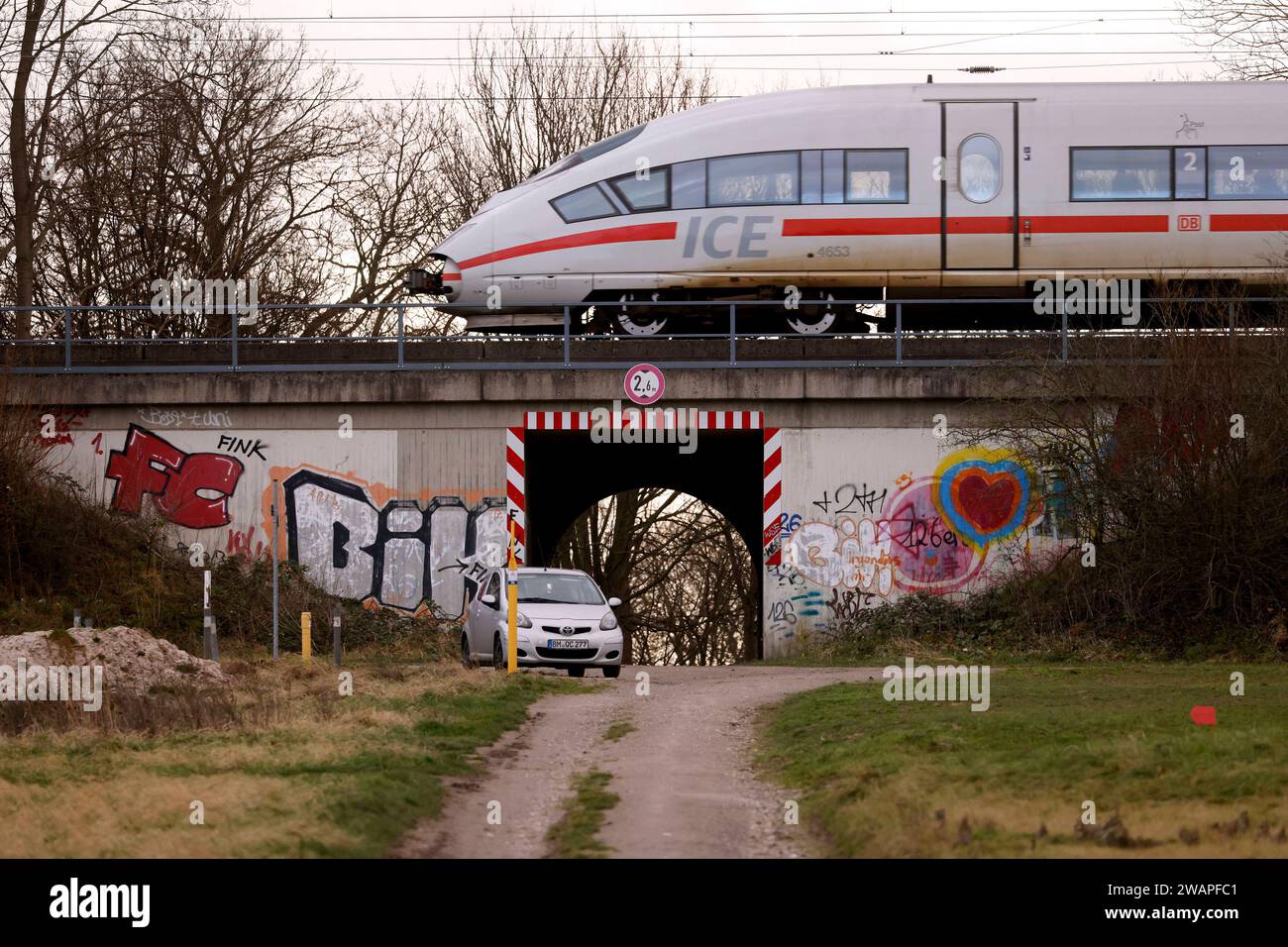 Ein ICE der Deutschen Bahn fährt über eine Eisenbahnbrücke. DAS 49-Euro ...
