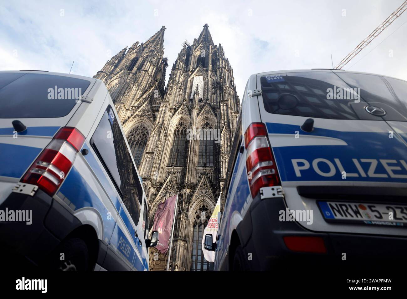 Polizeifahrzeuge rund UM den Kölner Dom. Terroralarm zum Jahreswechsel ... Polizeifahrzeuge rund UM den Kölner Dom. Terroralarm zum Jahreswechsel ...