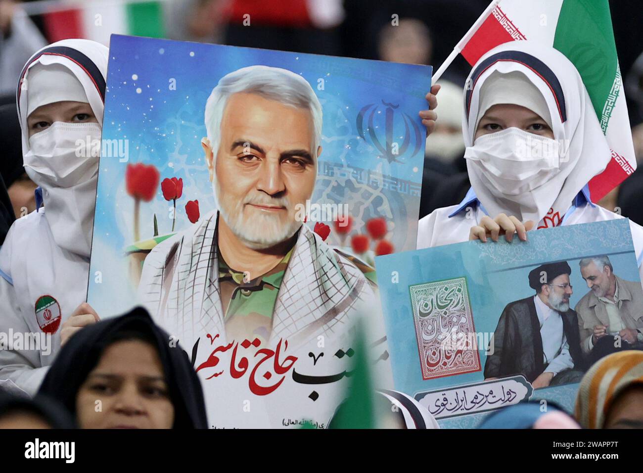Zanjan, Iran. 6 janvier 2024. Des filles iraniennes tiennent une ...