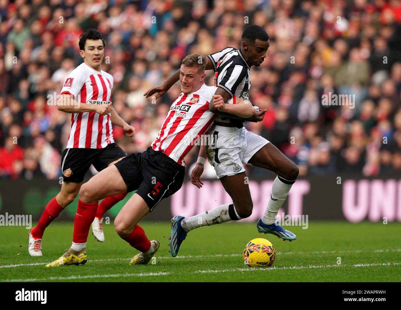 Daniel Ballard de Sunderland (à gauche) et Alexander Isak de Newcastle ...