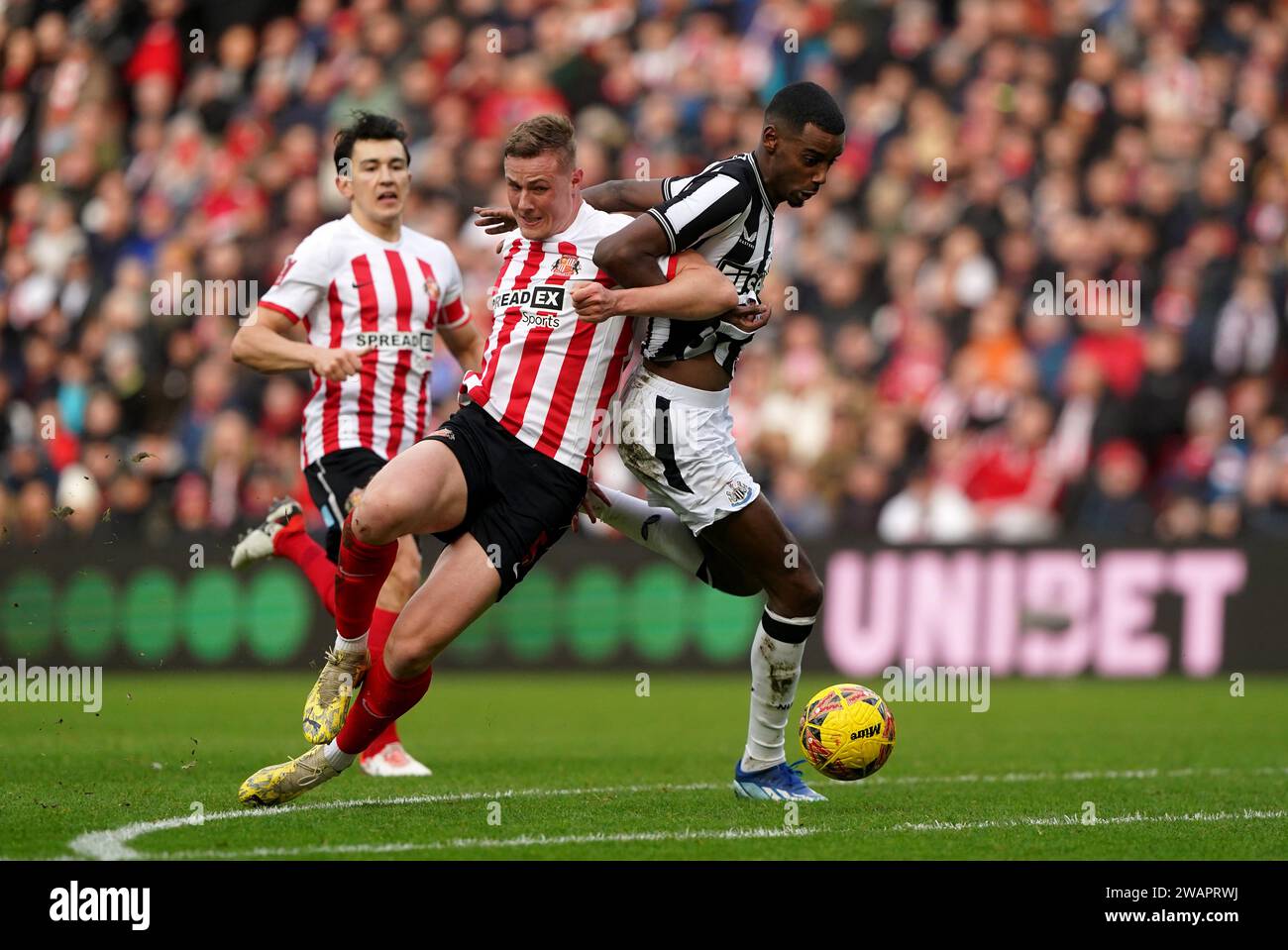 Daniel Ballard de Sunderland (à gauche) et Alexander Isak de Newcastle ...