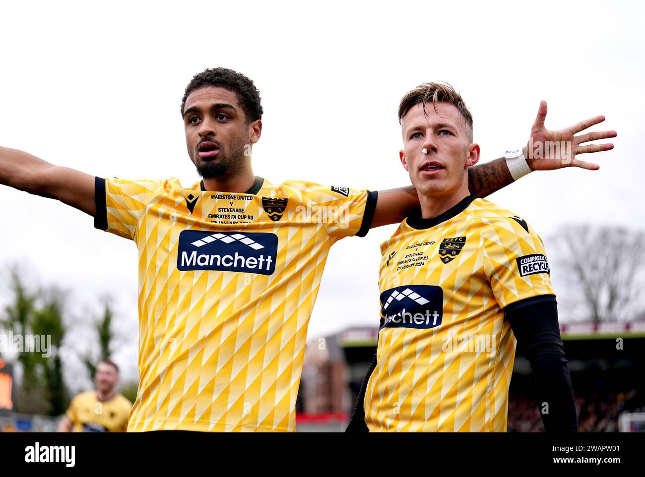 Sam Corne (à droite) de Maidstone United célèbre après avoir marqué le ...