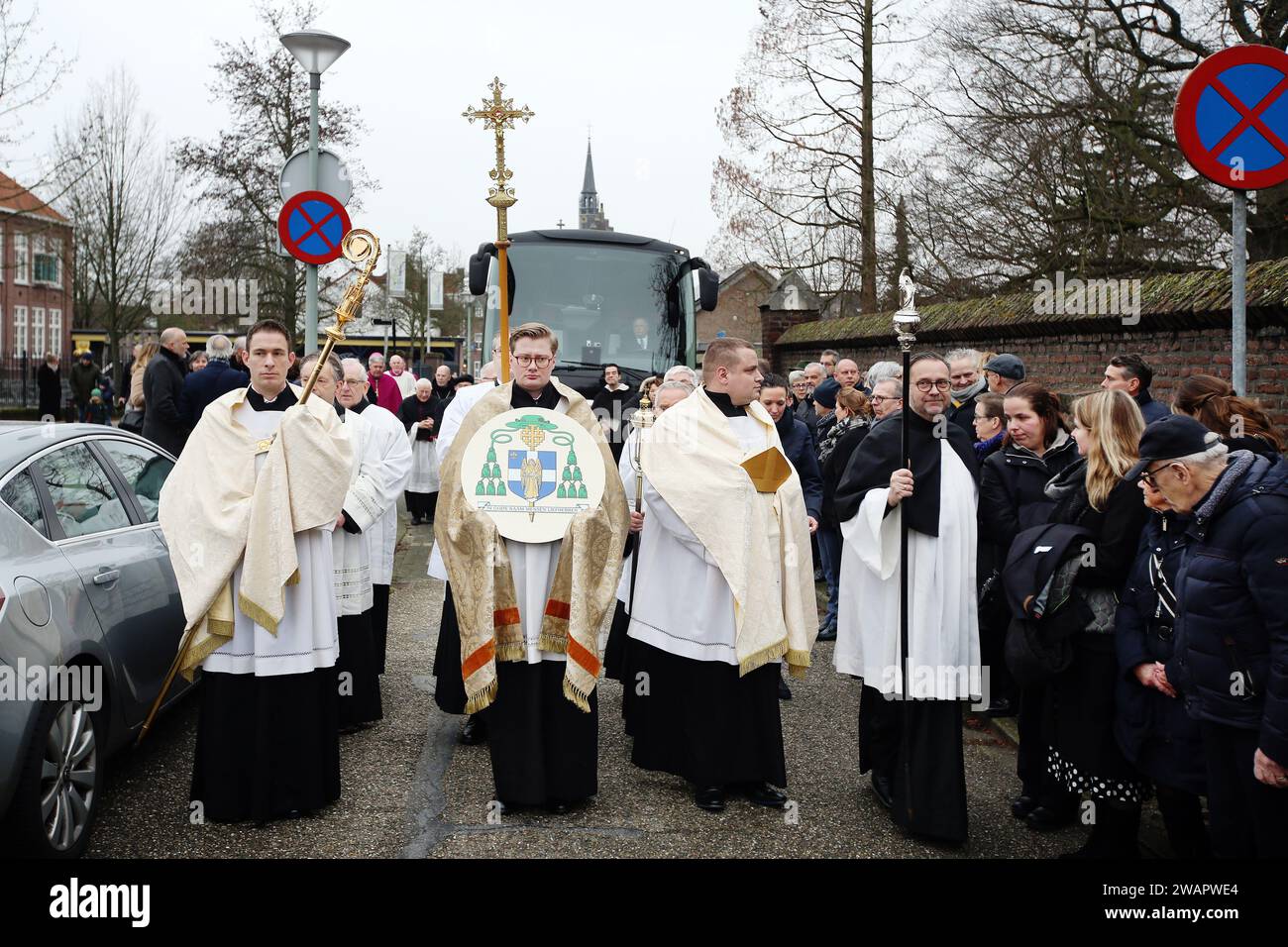 ROERMOND - la procession funéraire arrive au cimetière pour l'adieu ...