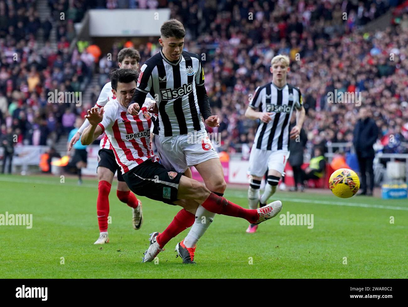 Luke O'Nien de Sunderland (à gauche) défie Lewis Miley de Newcastle ...