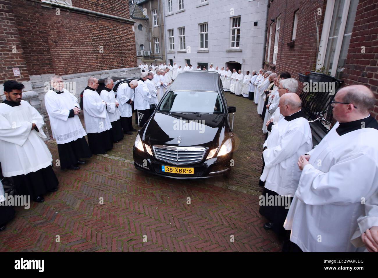 ROERMOND - les participants à la procession vers St. La cathédrale de ...