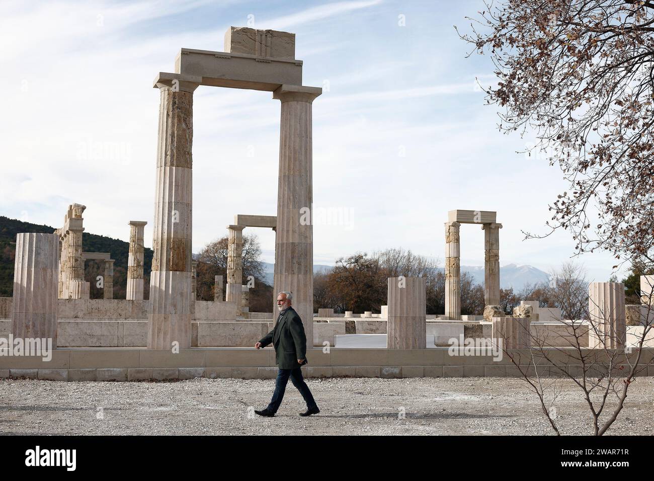 Vergina, Grèce. 5 janvier 2024. Un homme visite le site d'un palais de ...