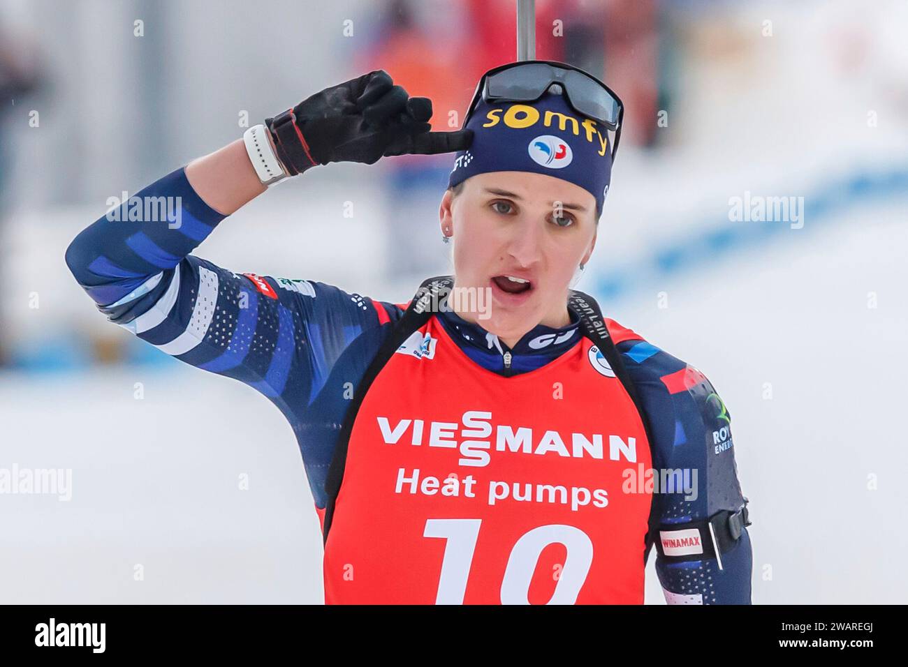 Julia Simon (FRA, Frankreich) im Ziel ; Siegerin, Erstplatzierte ...