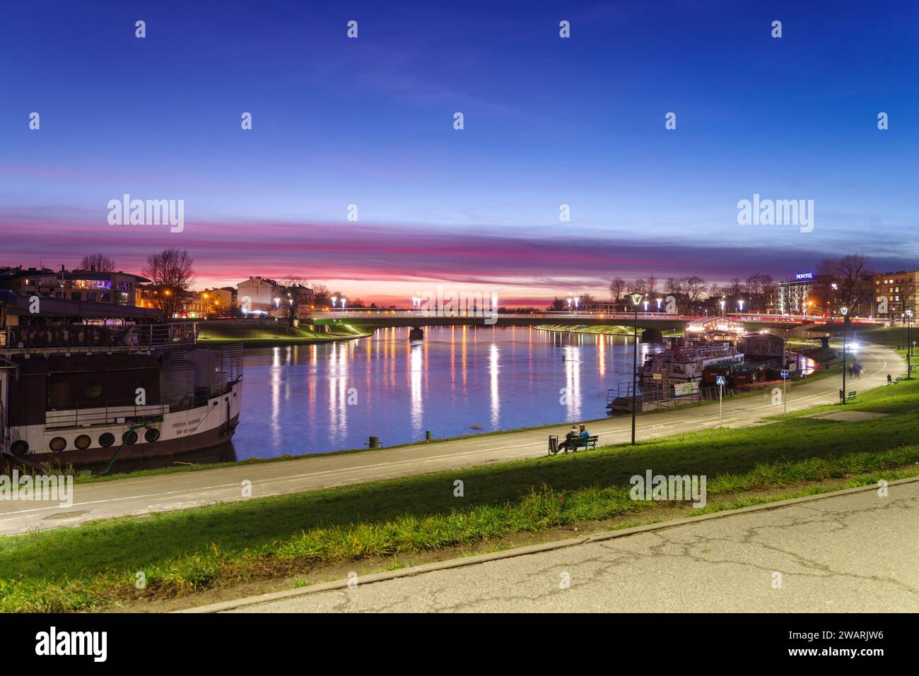 CRACOVIE, POLOGNE - 27 DÉCEMBRE 2023 : coucher de soleil sur la rivière ...