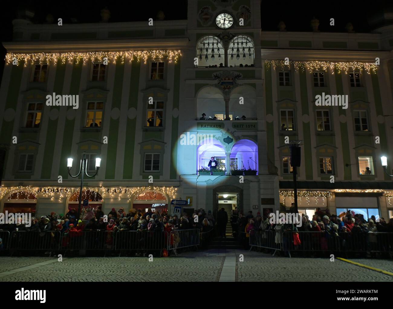 Dreikönigsingen und Glöcklerlauf am Rathausplatz in Gmunden, im ...