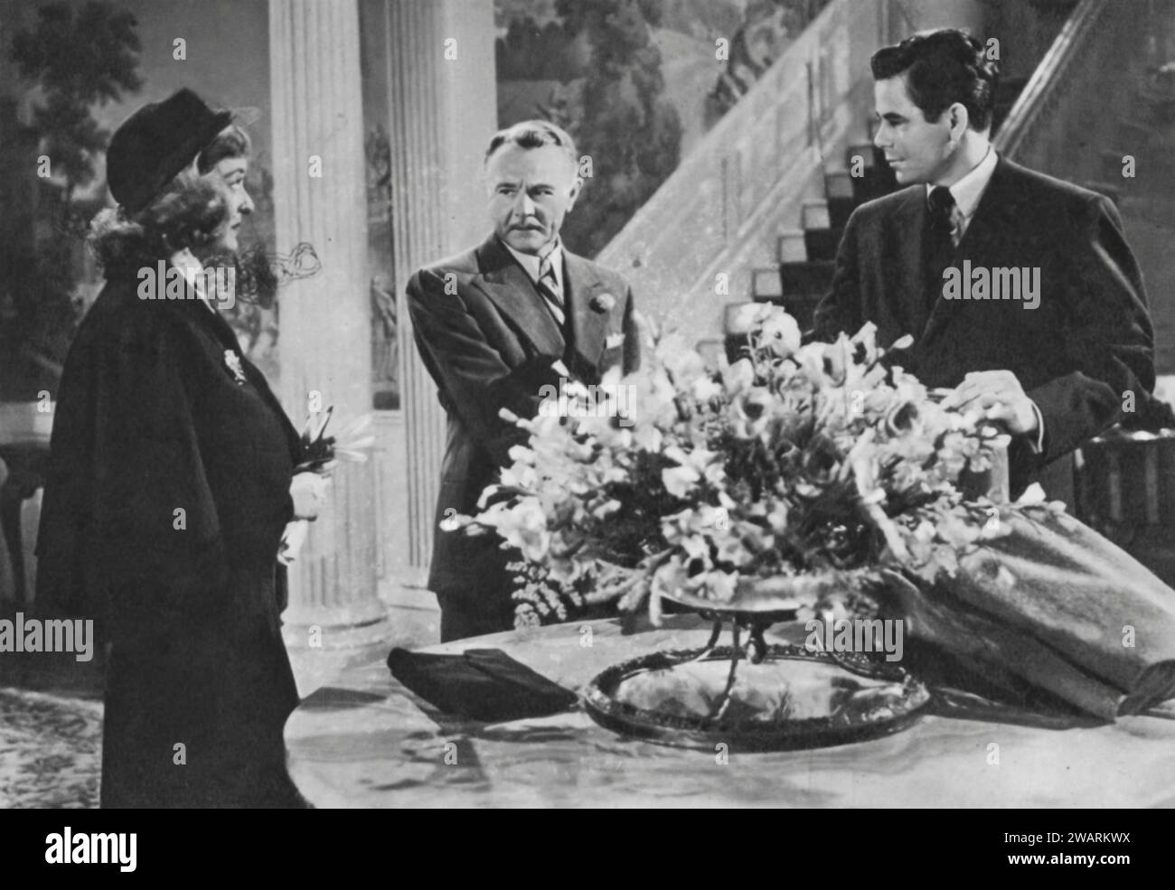 Bette Davis, Charles Ruggles, et Glenn Ford figurent dans le film 'A ...